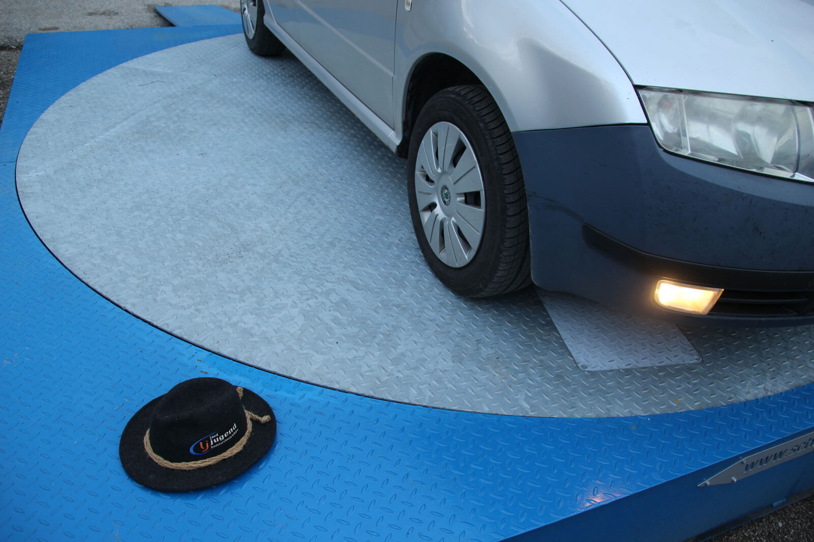 Car carousel: car turntable for car parks, driveways and car dealers